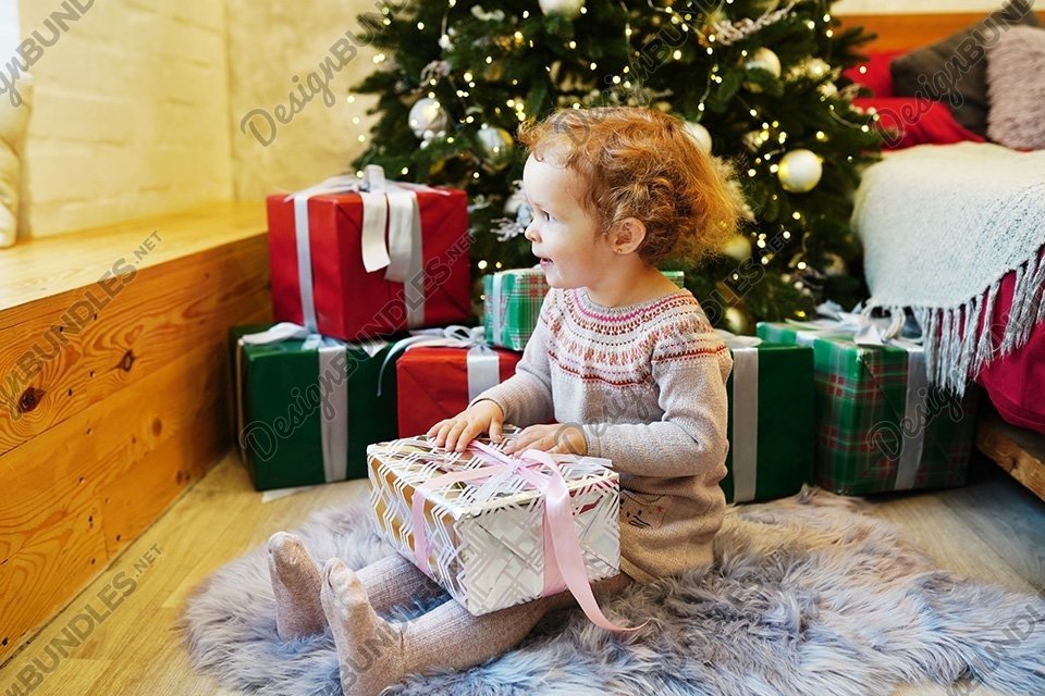 Happy little smiling girl with christmas gift box. (1040069) | People ...