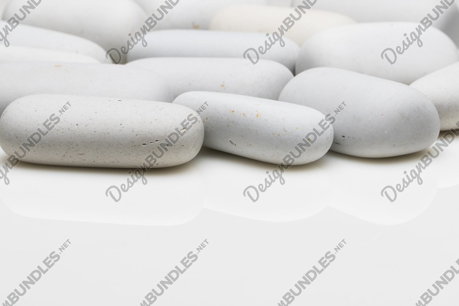 Background of wet white smooth stones elongated shape (916588 ...