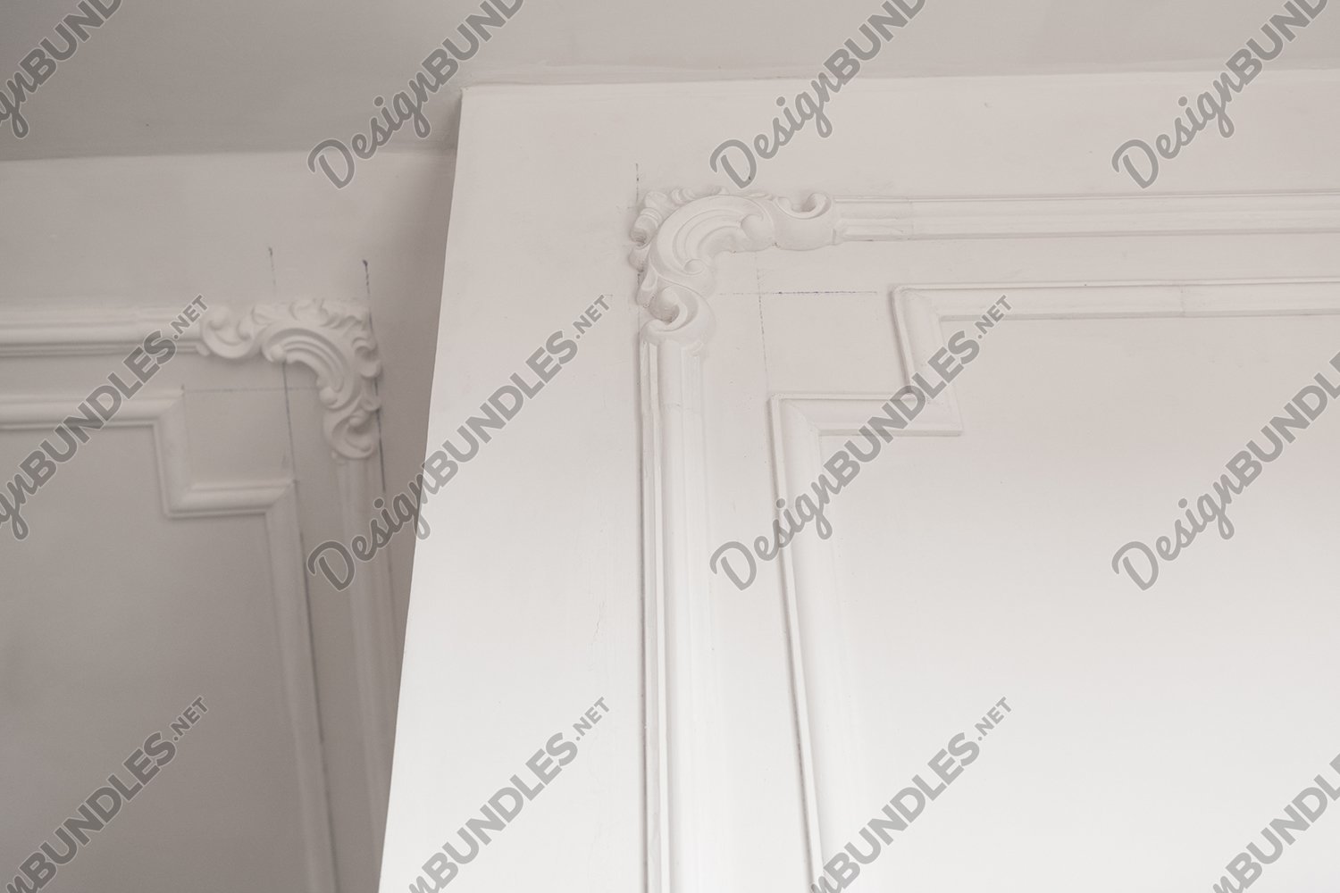 Unfinished plaster molding on the ceiling and walls (949820 ...