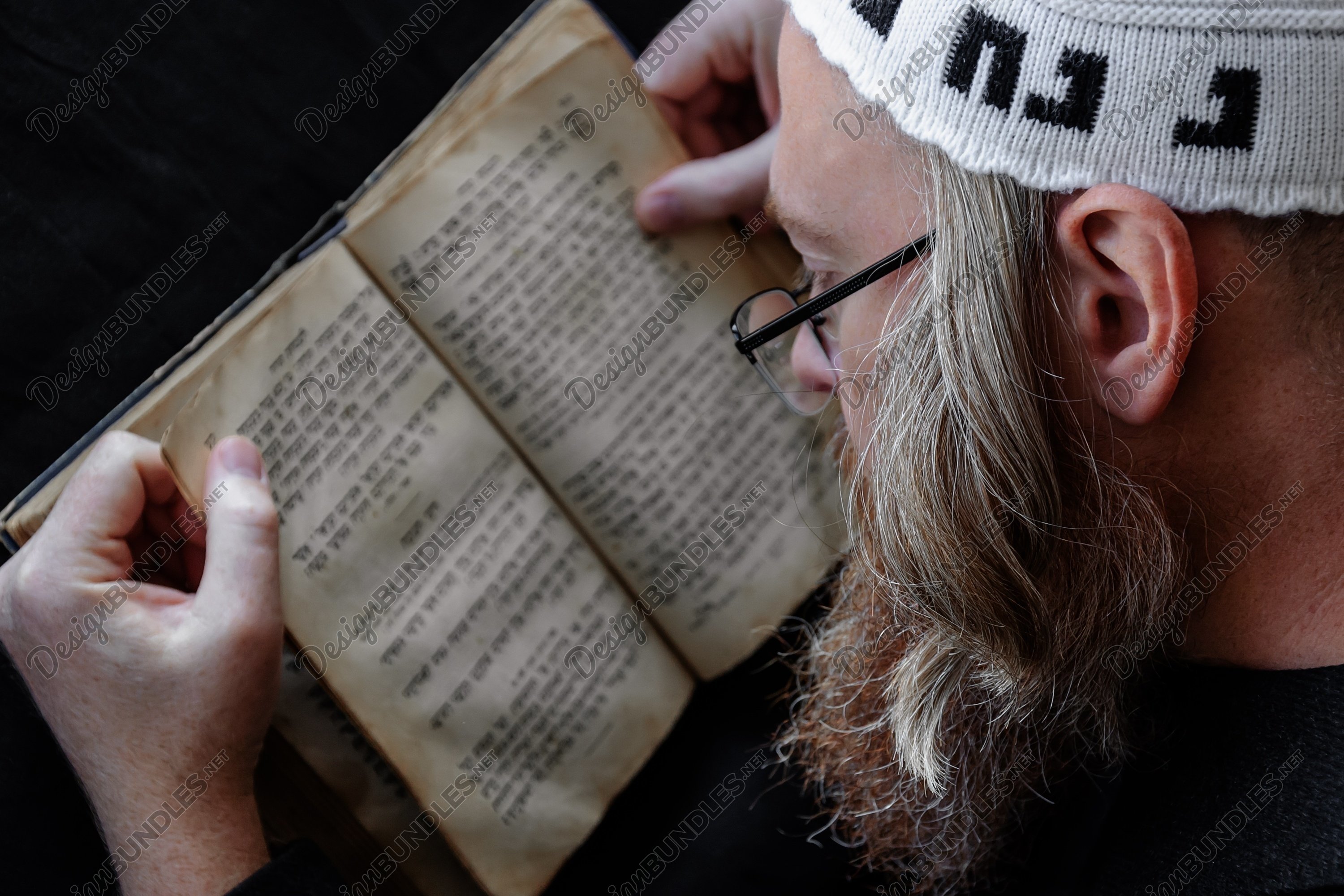 Hasidic Jew reading Siddur. Praying religious orthodox Jew (990368 ...