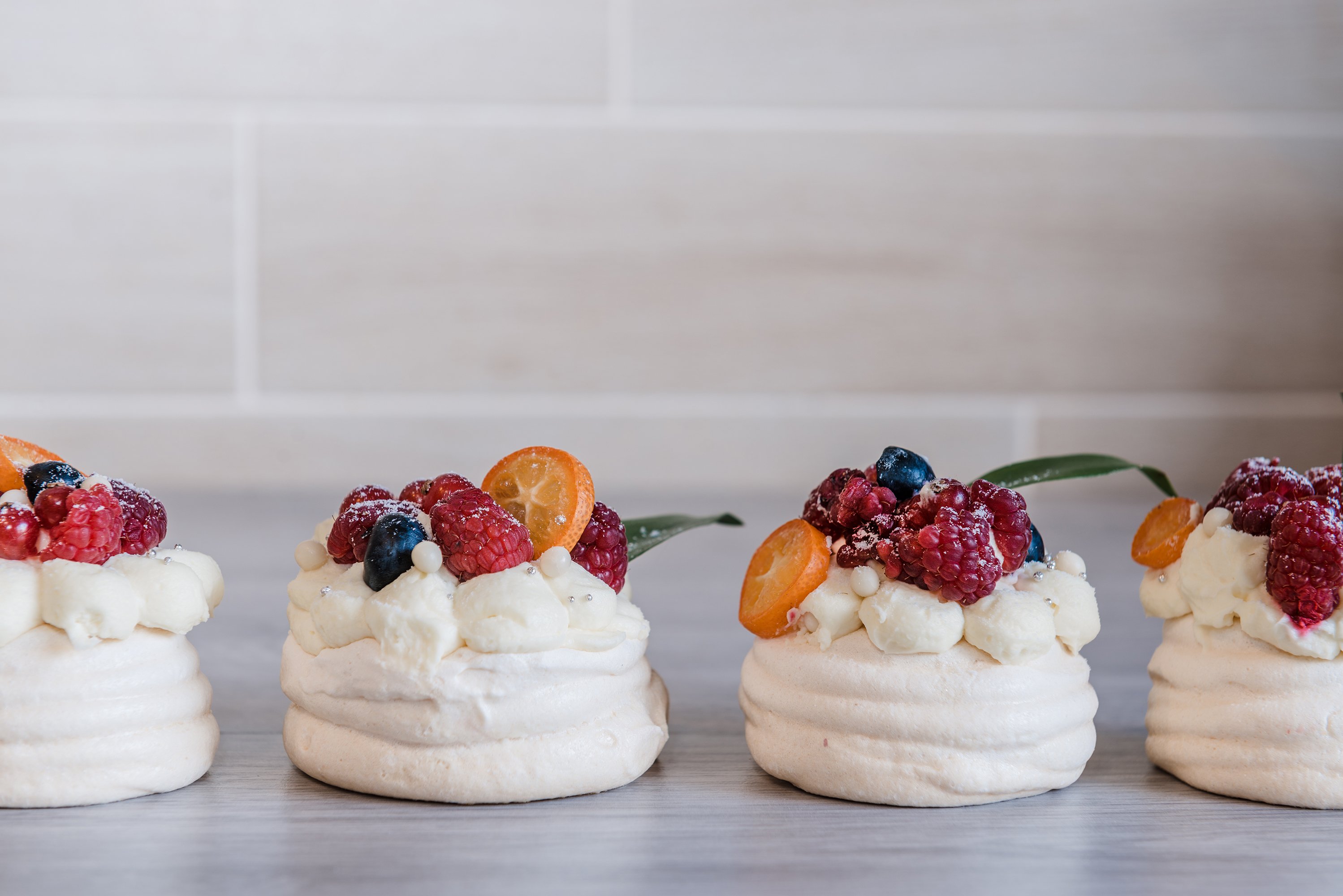 Pavlova meringue cake with cream and small fruits (601836)