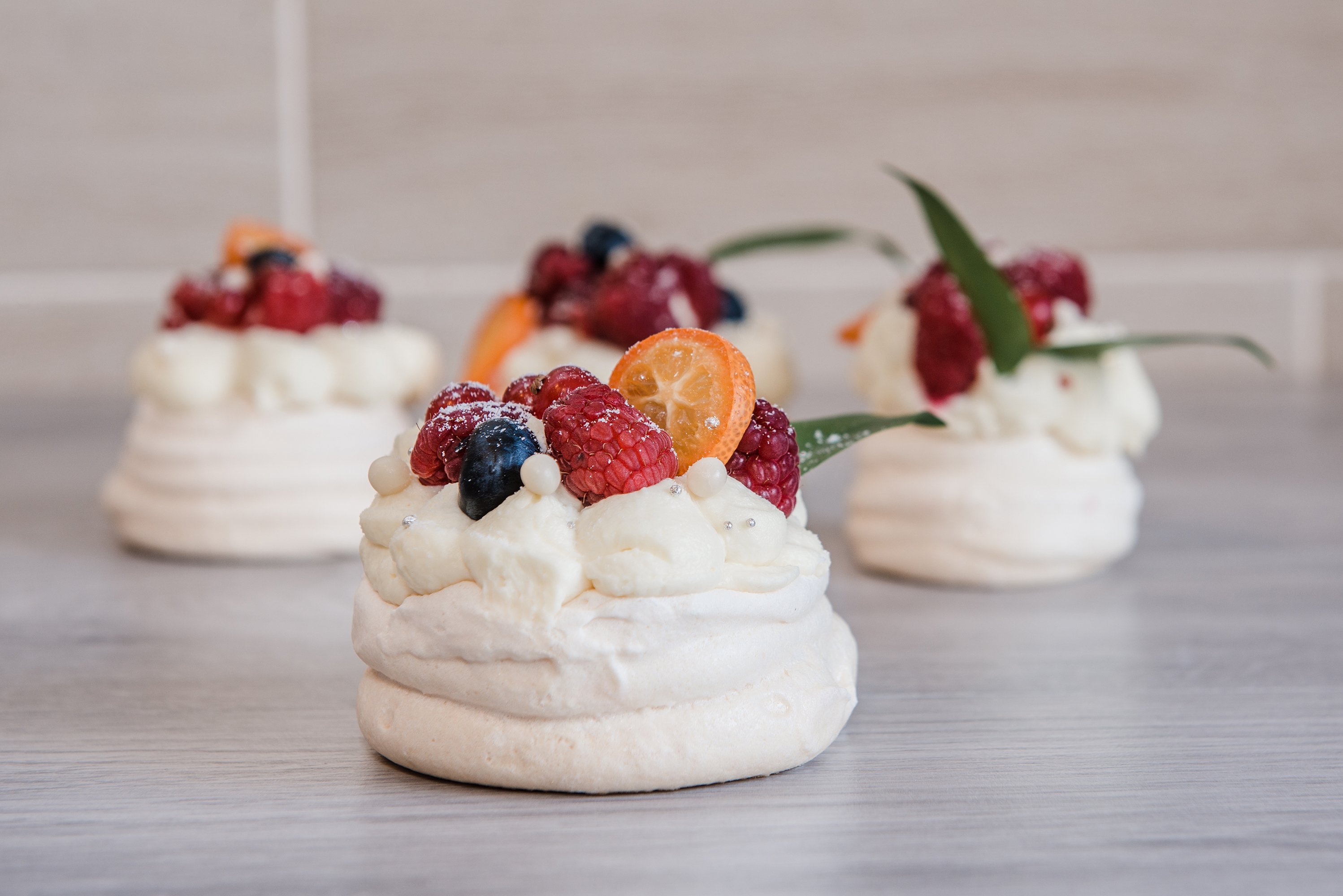 Pavlova meringue cake with cream and small fruits (601831)