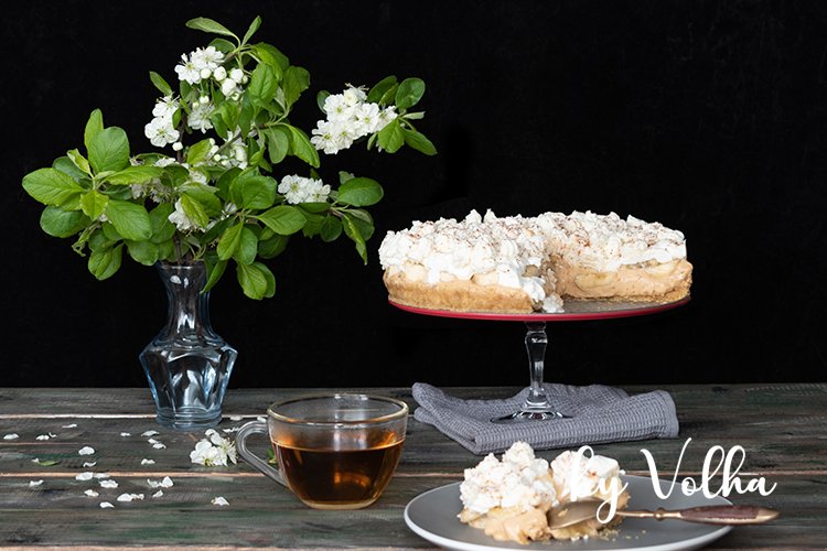 Still life with banana pie and cherry tree flowers (698562)