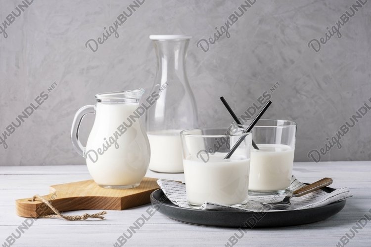 Glass serving vessels with milk (1674114)